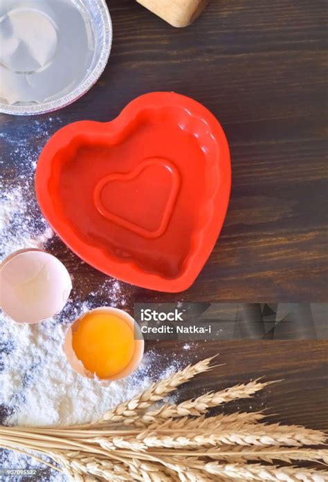 밀가루와 베이킹 접시의 노 른 자 줄기와 유출된 달걀 밀가루의 나무 배경 12월에 대한 스톡 사진 및 기타 이미지 12월 1월 계절 Istock