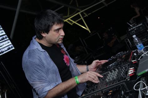 Zeca Camargo Surpreende Como DJ E Agrada Famosos No Rio OFuxico