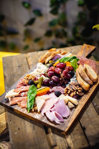 모듬 치즈 과일 견과류와 이탈리아 Antipasti 간식 전채 테이블 브루스 헤 타 또는 정통 전통 스페인 타파스 세트 회색