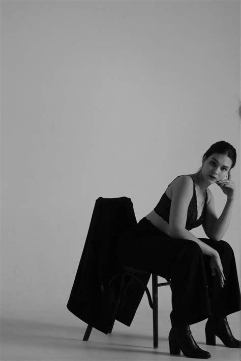 Девушка смотрящая в зеркало Модельные позы Фотосессия Деловое фото