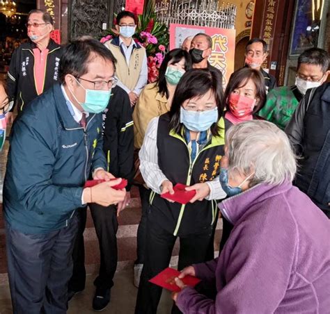 黃偉哲拜廟祈福 發旺兔紅包 中華日報中華新聞雲