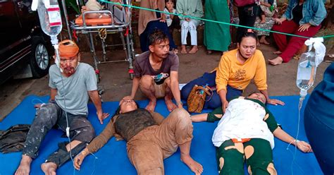 Earthquake Hits Indonesias Java Killing At Least 162 People