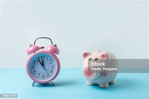파란색 테이블에 알람 시계가 있는 돼지 저금통 크리스마스 또는 새 해 최소 개념입니다 2019년에 대한 스톡 사진 및 기타 이미지 2019년 개념 귀여운 Istock