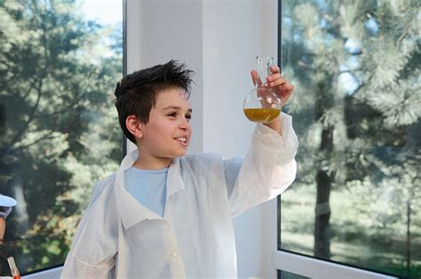 똑똑한 아이 화학 물질이 담긴 플라스크를 들고 화학 교실에서 실험을 수행하는 학교 소년 화학자 과학자 Stem 주제에 대한 스톡 사진 및 기타 이미지 Istock