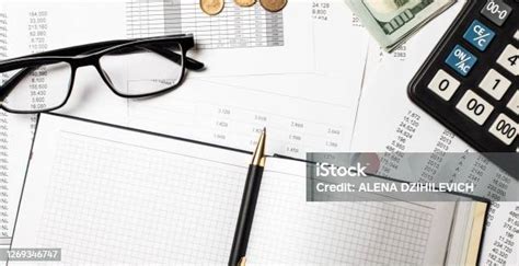 돈 계산기 펜과 보고서가있는 오픈 다이어리는 바탕 화면에 있습니다 0명에 대한 스톡 사진 및 기타 이미지 0명 개념