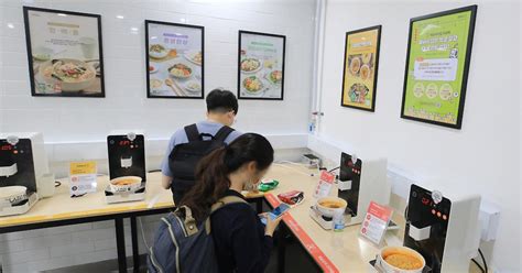 대학식당 밀키트 조리대 이용하는 학생들