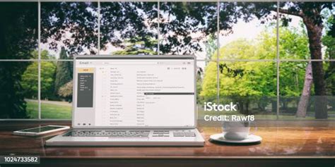 사무실 책상에 고립 된 노트북 화면에 이메일 3 차원 일러스트 레이 션 노트북에 대한 스톡 사진 및 기타 이미지 노트북 전자메일 받은 편지함 녹색 Istock