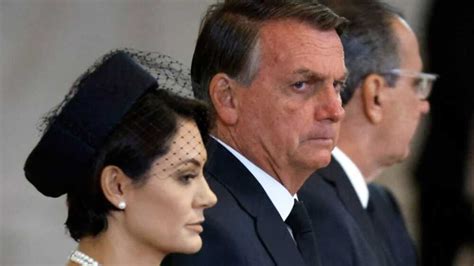 Bolsonaro é Recepcionado Por Apoiadores Na Chegada A Londres Para O