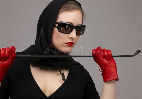 Dame In Den Roten Handschuhen Mit Getreide 2 Stockbild Bild Von