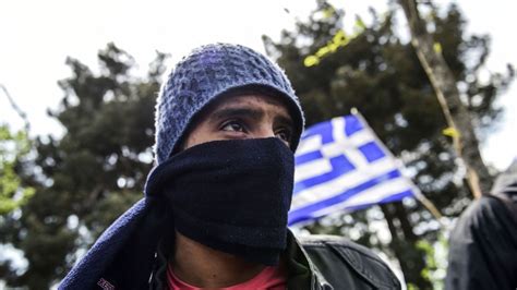 92 migrants nus retrouvés à la frontière entre la Grèce et la Turquie