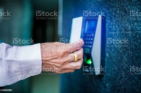도어 액세스 제어 열쇠 카드를 들고 있는 직원이 집 이나 콘도미니엄에서 문을 잠그고 잠금을 해제 합니다 감지기에 대한 스톡 사진
