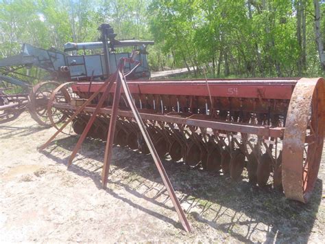 International 28 Run Seed Drillwith Grass Attachment And Hitch