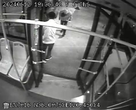 路遇电动车起火，公交驾驶员秒变“救火侠” 半岛网