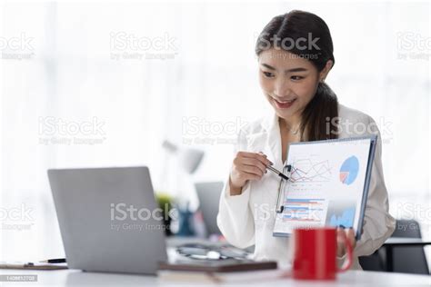 아시아 여성 또는 회계사가 계산기를 사용하여 홈 오피스에서 비즈니스 데이터 회계 문서 및 랩톱 컴퓨터 비즈니스 재무 및 개념 계산 가계에 대한 스톡 사진 및 기타 이미지