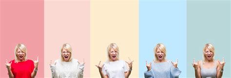 다채로운 줄무늬에 아름 다운 금발 여자의 콜라주 손으로 바위 상징을 하 고 미친 식 배경 소리 고립 음악 스타입니다 무거운