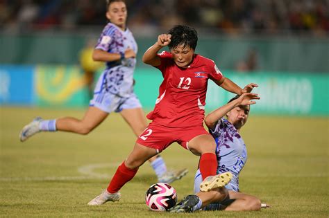 朝鲜女足u17夺世界杯冠军 赛后举国旗绕场庆祝图