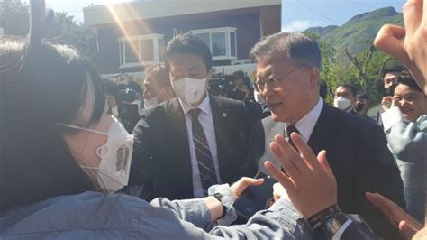 포토 문재인 전 대통령 내외 양산 평산마을 사저 도착 아시아경제