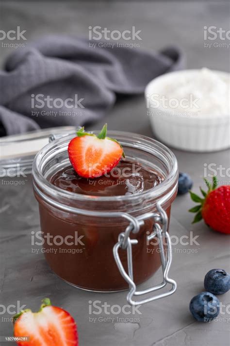 회색 콘크리트 배경에 유리 항아리에 신선한 딸기와 휘핑 크림 초콜릿 푸딩 공간을 복사합니다 무스 후식에 대한 스톡 사진 및 기타 이미지 Istock