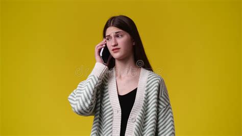 Video De 4 Mil De Una Chica Hablando Por Teléfono Con Fondo Amarillo