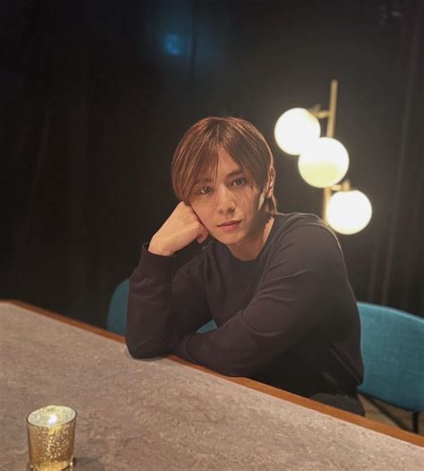 山田涼介、「hey Say Jump」インスタフォロワー100万人記念は大人な表情で。坂東龍汰とのラブラブショットも披露！ 歌詞検索
