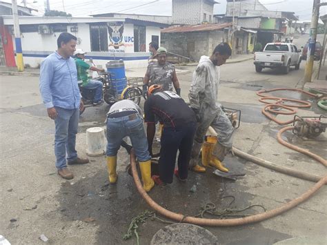 Trabajos De Limpieza De CÁmara De Aguas Servidas En La Calle Sucre