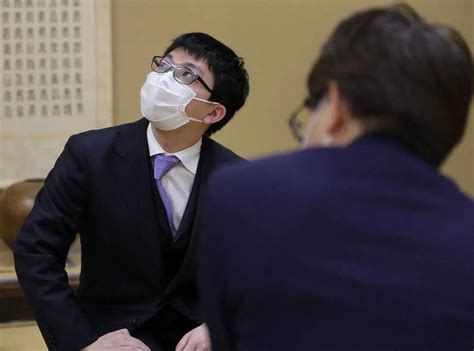 ＜第72期alsok杯王将戦・挑戦者決定リーグ＞ 羽生善治九段（手前）に敗れ、遠くを見る永瀬拓矢王座 （撮影・光山 貴大） スポニチ
