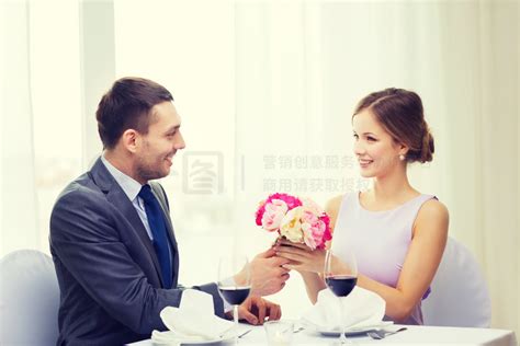 概念高清图片 餐馆夫妇和假日概念 给女朋友或妻子花束的微笑的人在餐馆 人像图片免费下载 jpg格式 5760像素 编号39257385 千图网