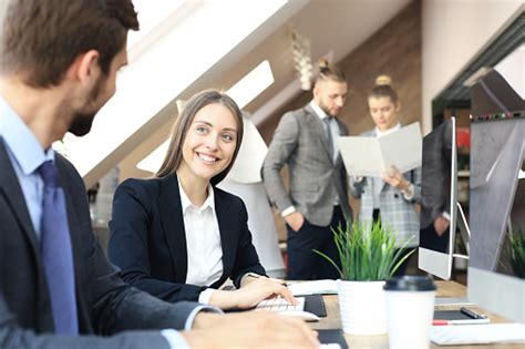 현대 사무실 공간에서 자신의 데스크톱 컴퓨터에서 작업 하는 젊은 기업 들 개발에 대한 스톡 사진 및 기타 이미지 개발 계획 남자 Istock