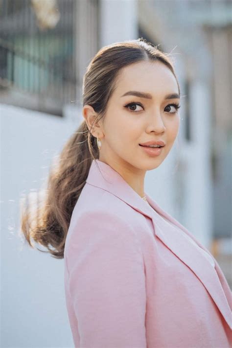 အမိုက်စားသီချင်းလေးကို စည်းချက်ညီညီ ကိုယ်လုံးလေးလှုပ်ခါပြီး အပီအပြင်ကနေတဲ့ နေခြည်ဦးရဲ့ အသည