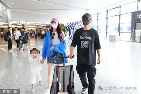 郑恺苗苗抵达上海机场 一家三口罕见同框安娜女儿来源