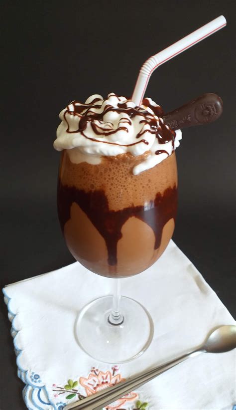 Milkshake De Chocolate Leite De Aveia E Chantily De Coco Doces E Sobremesas Bebidas Doces