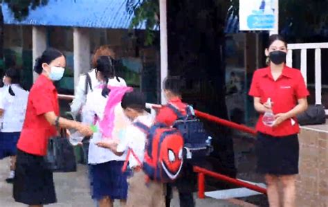 เปิดเทอมวันแรก ผู้ปกครองจูงมือบุตรหลานมาโรงเรียนคึกคัก