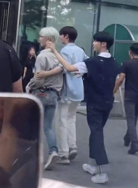 구마 on Twitter 이건 뭐 어깨동무도 아니고 걍 가라 https t co 2lhpD6lpiL Twitter