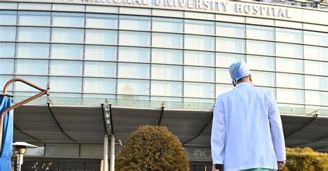 “의사 면허 하나로 전문가 대접 받으려” 서울대 의대 선배들 복귀 거부 전공의·학생 작심 비판