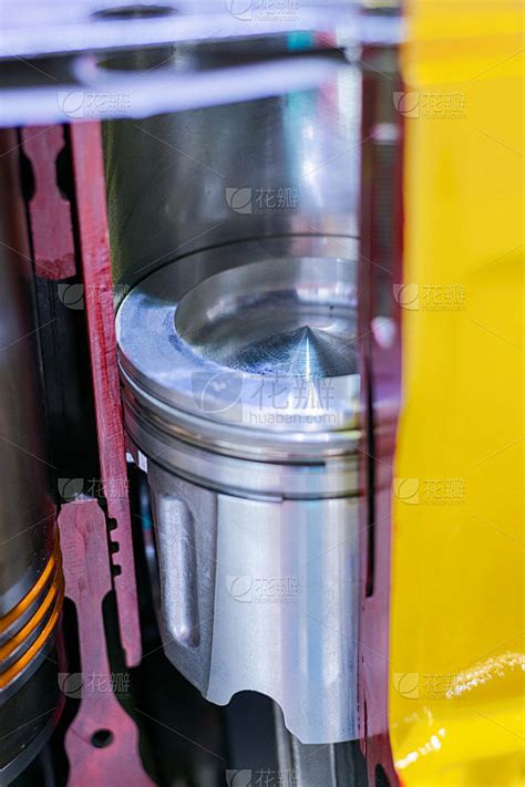 内燃机，截面。活塞在气缸套、燃烧室中