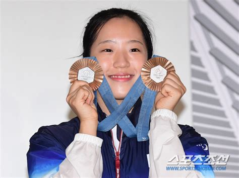 삐약이 신유빈 자랑스러운 멀티 메달 들고 금의환향 탁구대표팀 귀국[올림픽귀국현장]