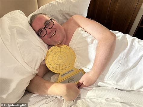 Stephen Bunting Hilariously Recreates Lionel Messis Iconic World Cup