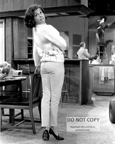 Mary Tyler Moore On The Set Of The Dick Van Dyke Show 5x7 8x10 Or