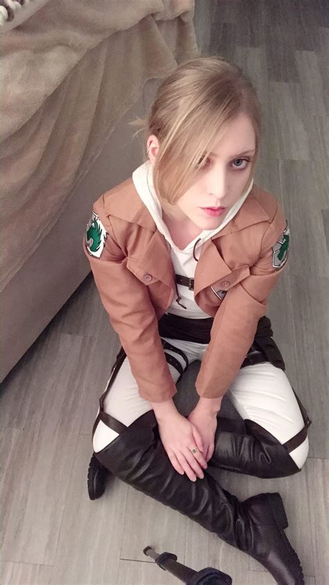 Annie Sitting By Leonhartani Shingekinokyojin