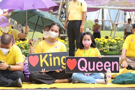 ประมวลภาพ ประชาชนเฝ้าฯรับเสด็จ ในหลวง พระราชินี ทรงเปิดพระบรมราชานุสาวรีย์ ร 9