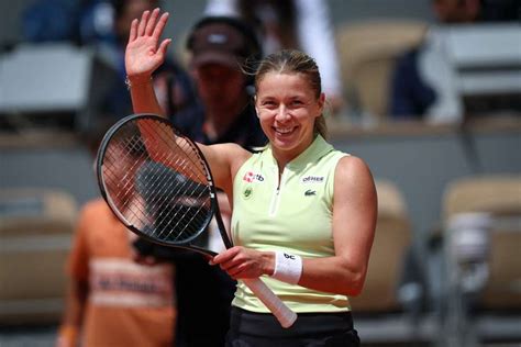 Maja Chwalinska Downs Anna Kalinskaya To Reach French Open Semi Finals