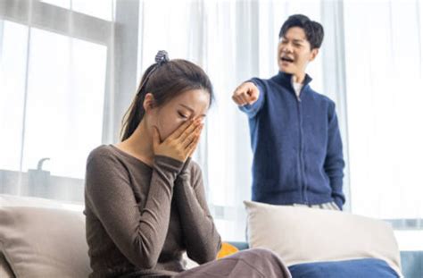 비난하는 꿈 해몽풀이 가족 거짓말을 남편 누군가를 모르는 사람 불륜 비난후 화해 실수 아내 어머니 연인을 자신을 전 애인을