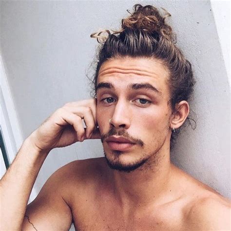 Easy Messy And Curly Bun Männer Frisuren Lange Haare Männer Haar Brötchen
