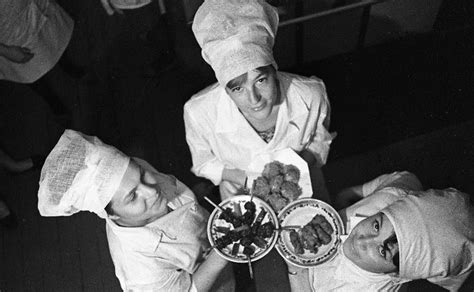Фото Поварихи с блюдами 1968 год Сахалин о г Южно Сахалинск
