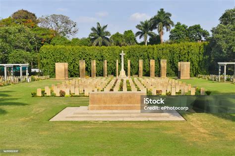 Kirkee War Cemetery의 수평 전망 Kirkee Memorial은 묘지 내에 있으며 1 차 세계 대전 중 인도에서