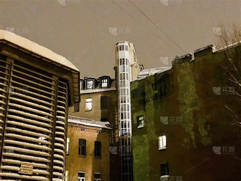 一栋建筑里有复古和现代的电梯竖井