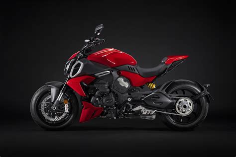 Ducati Diavel V4 Sport Naked Leggera Con Look Muscolare
