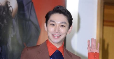 [포토] 김호영 밝은 미소로 손인사
