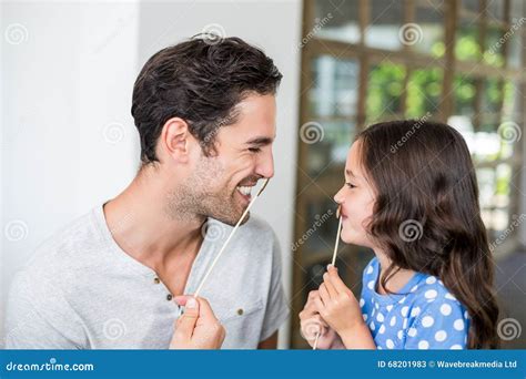 Glimlachende Vader En Dochter Met Kunstmatige Snor Stock Afbeelding Image Of Kind Wijfje