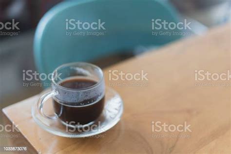 나무 테이블과 가정 이나 사무실 배경을 흐리게 필드의 얕은 깊이에 투명 한 유리 컵에 뜨거운 블랙 커피 0명에 대한 스톡 사진